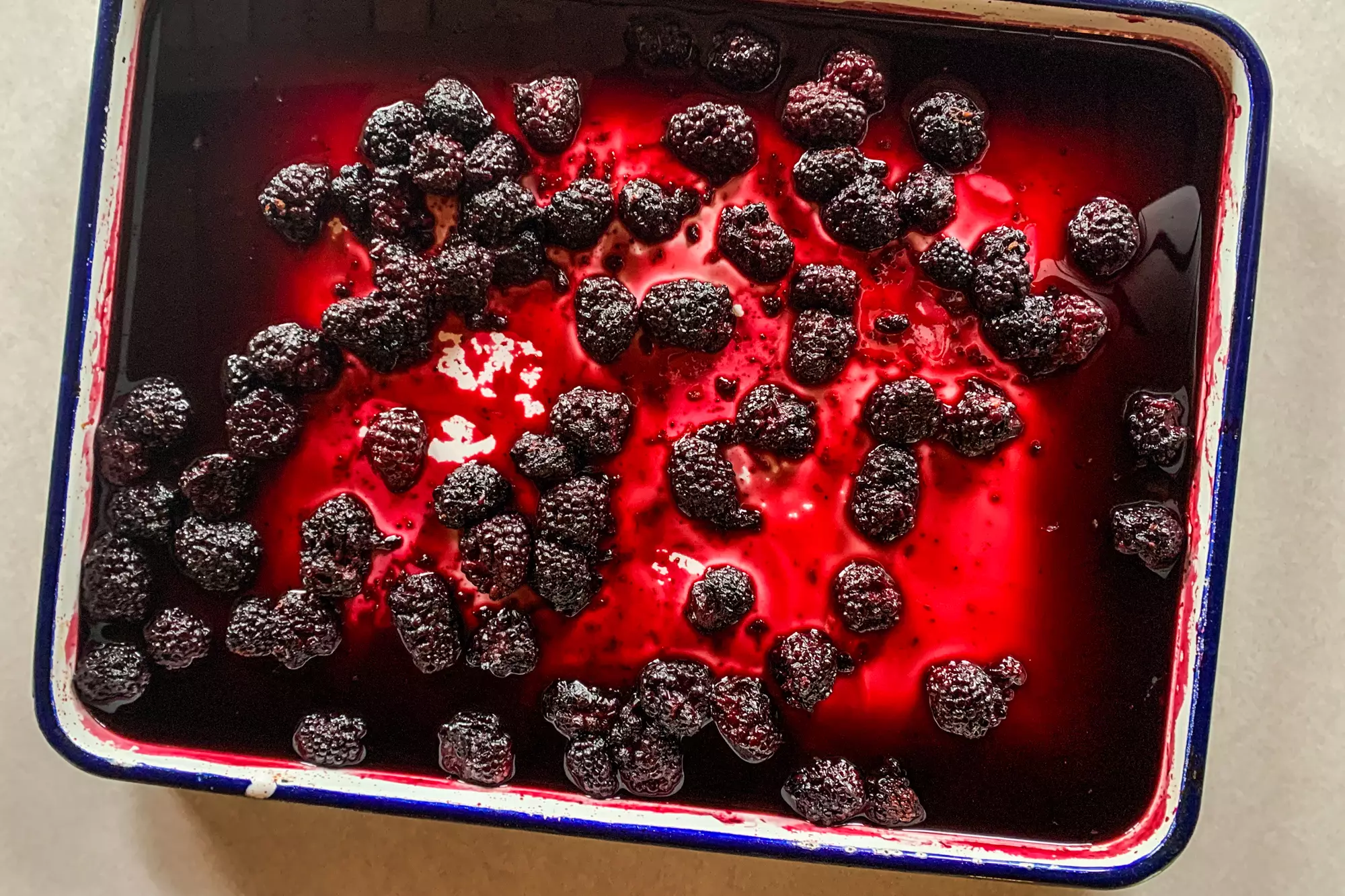 Jak udělat hnědé máslové palačinky s Sheet Pan Berry Sirup