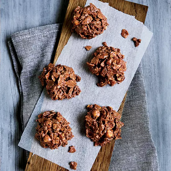 Racimos de chocolate con leche, nueces y pasas