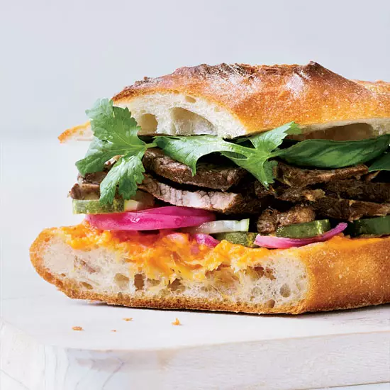 Short Rib Banh Mi con encurtidos rápidos y hierbas frescas