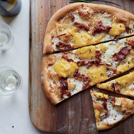 Pizza de tocino y huevo