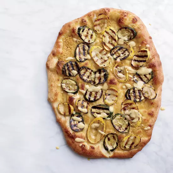 Pizzas de hummus y calabacín a la parrilla