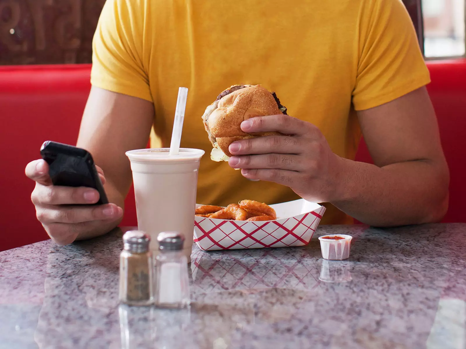 ristoranti popolari tal-fast food fuq il-midja soċjali