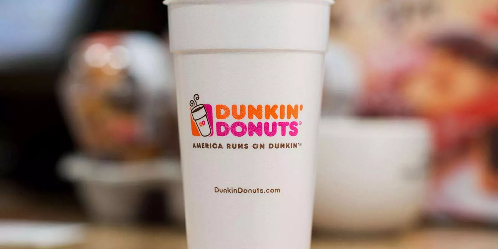 Dunkin 'Donuts huet Mandel Joy an waarme Schockela ëmgewandelt