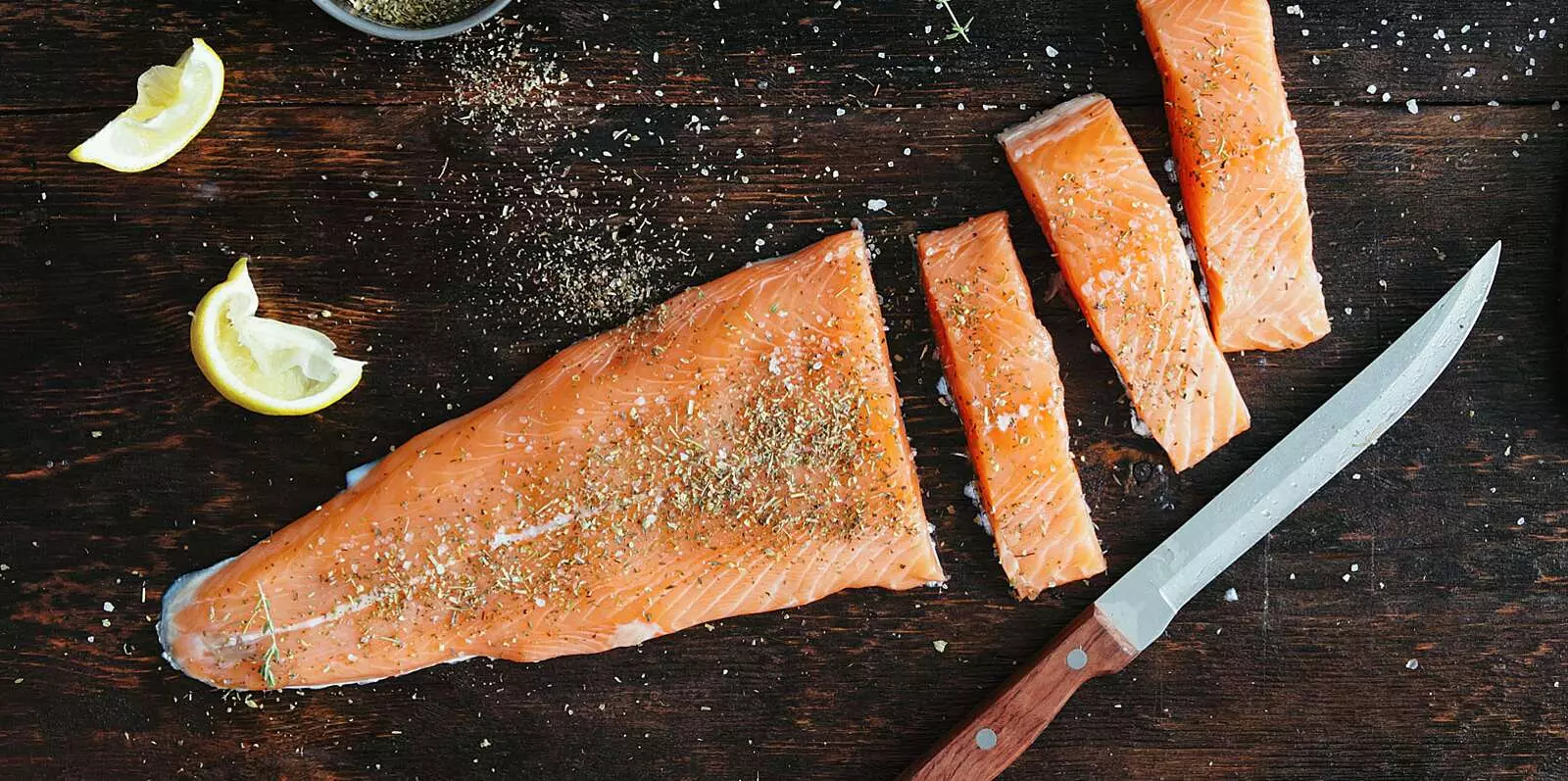 E skepteschen Kach hëlt e Meal Kit fir en Testfahrt