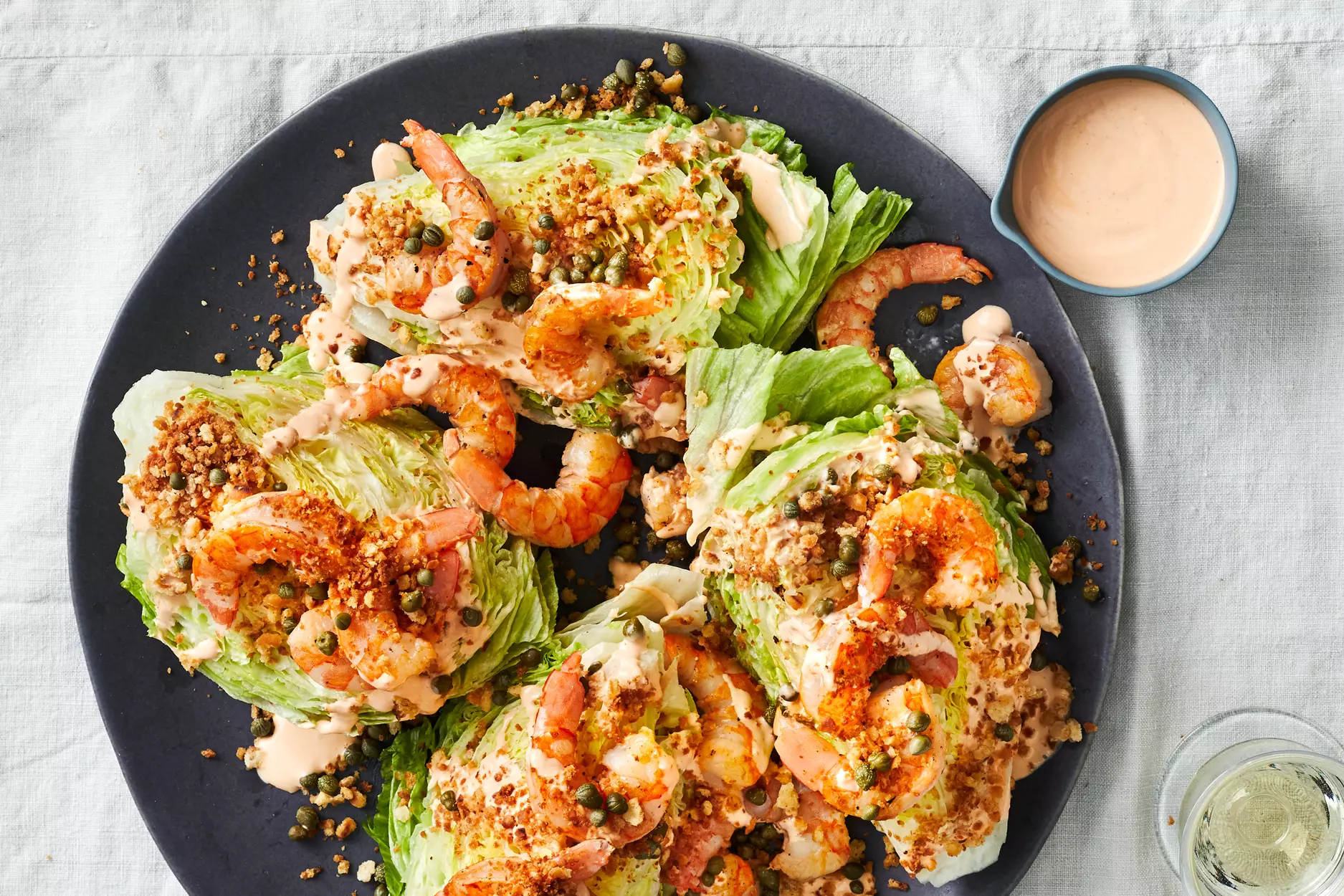 Salad wedge Shrimp nwere achịcha Old Bay na ihe eji ejiji na-ekpo ọkụ