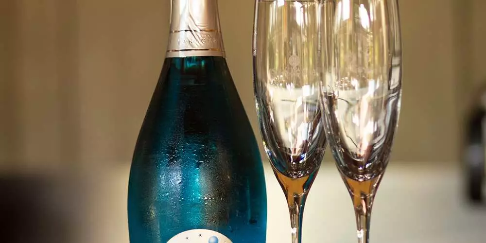Blauwe Prosecco is misschien wel de meest kleurrijke drank van de zomer