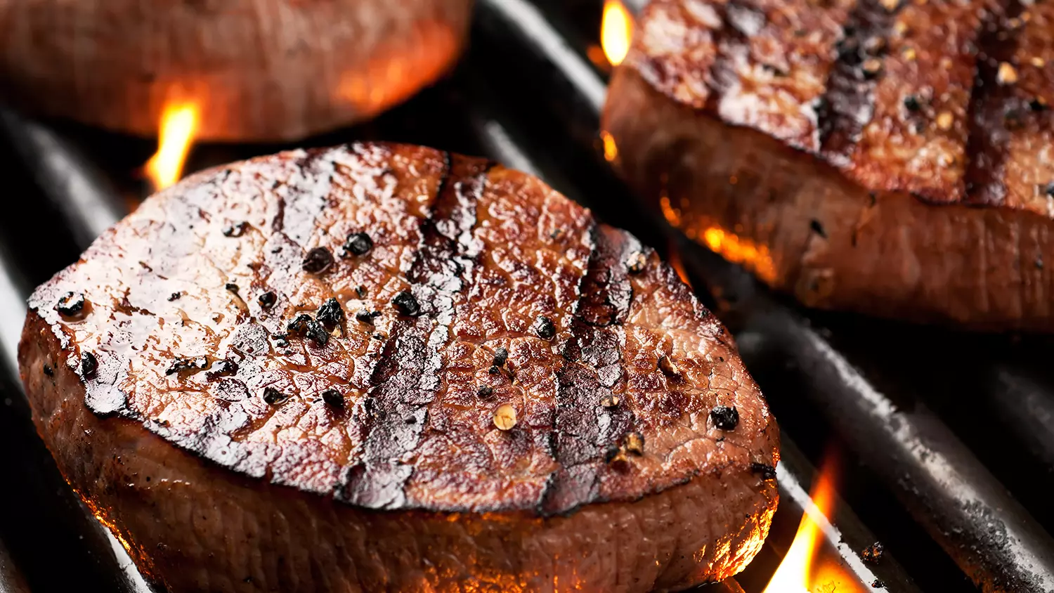 svart pepper krydret biff på grillen