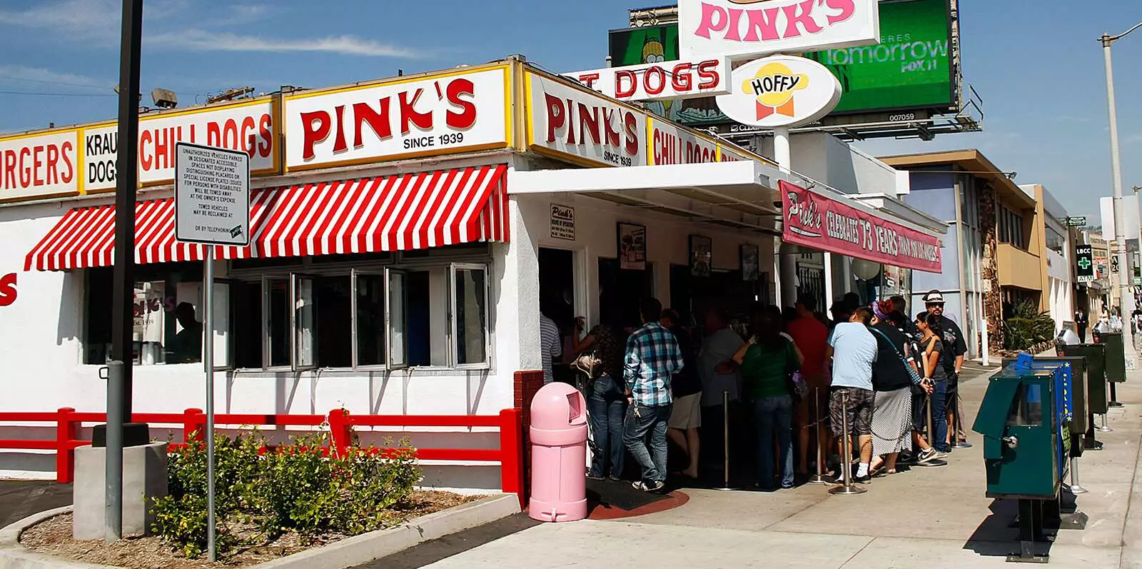 جناح L.A. Hot Dog الشهير "Pink’s" Going Blue for Dodgers "World Series Run