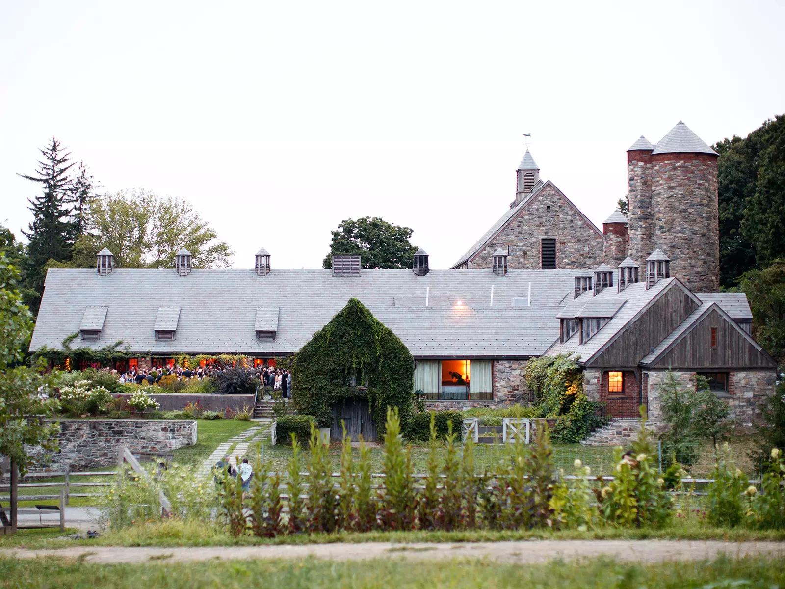 café de la colline bleue grange en pierre