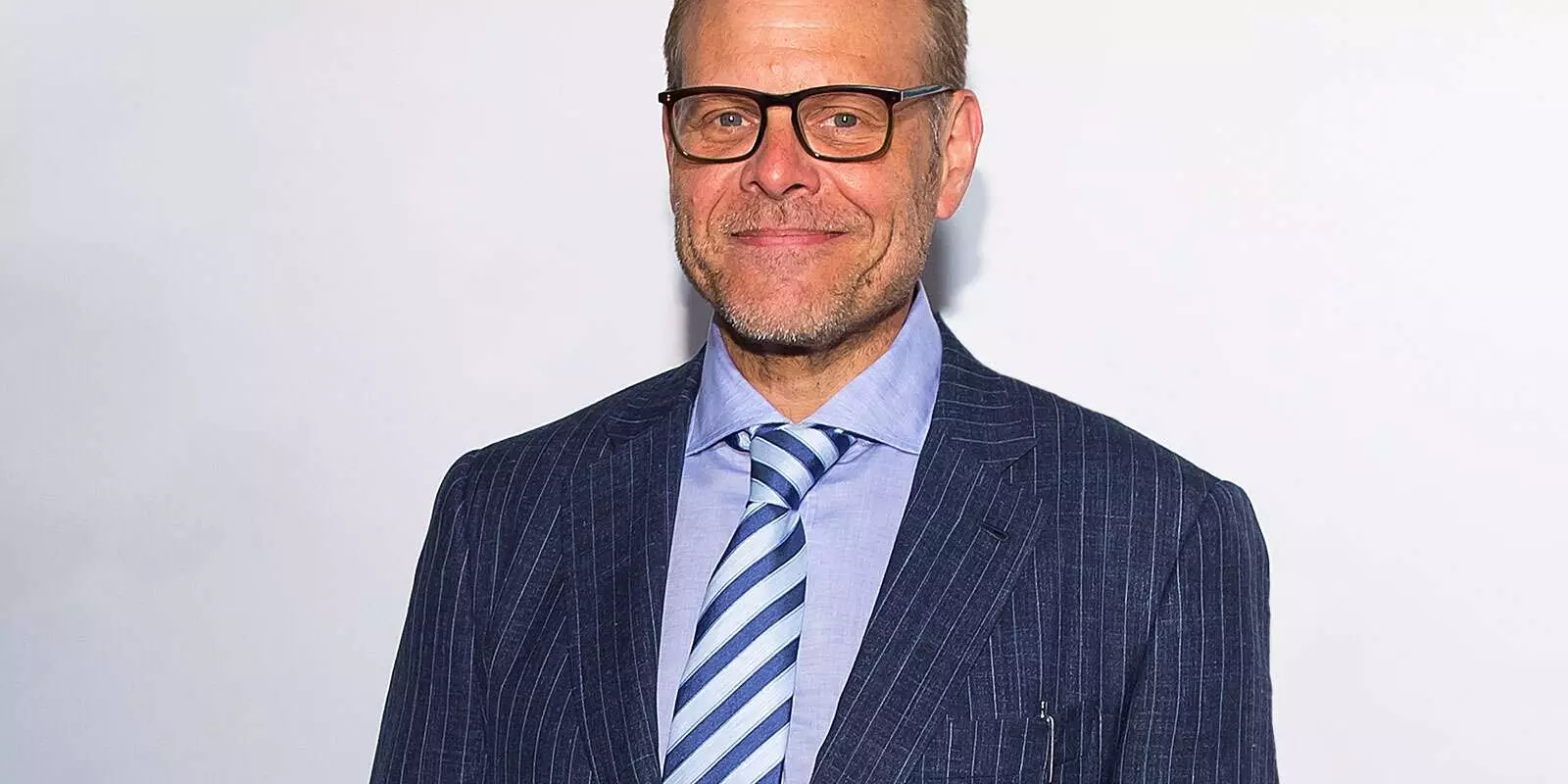 Alton Brown's Live Culinary Show Combines Science thiab Food