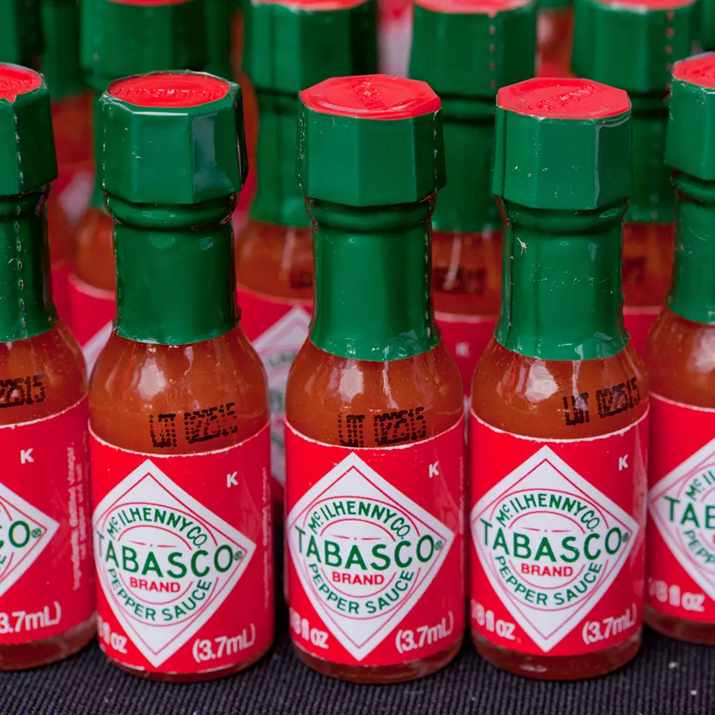 EW4E7J Promotionele flessen Tabasco chili pepersaus - USA