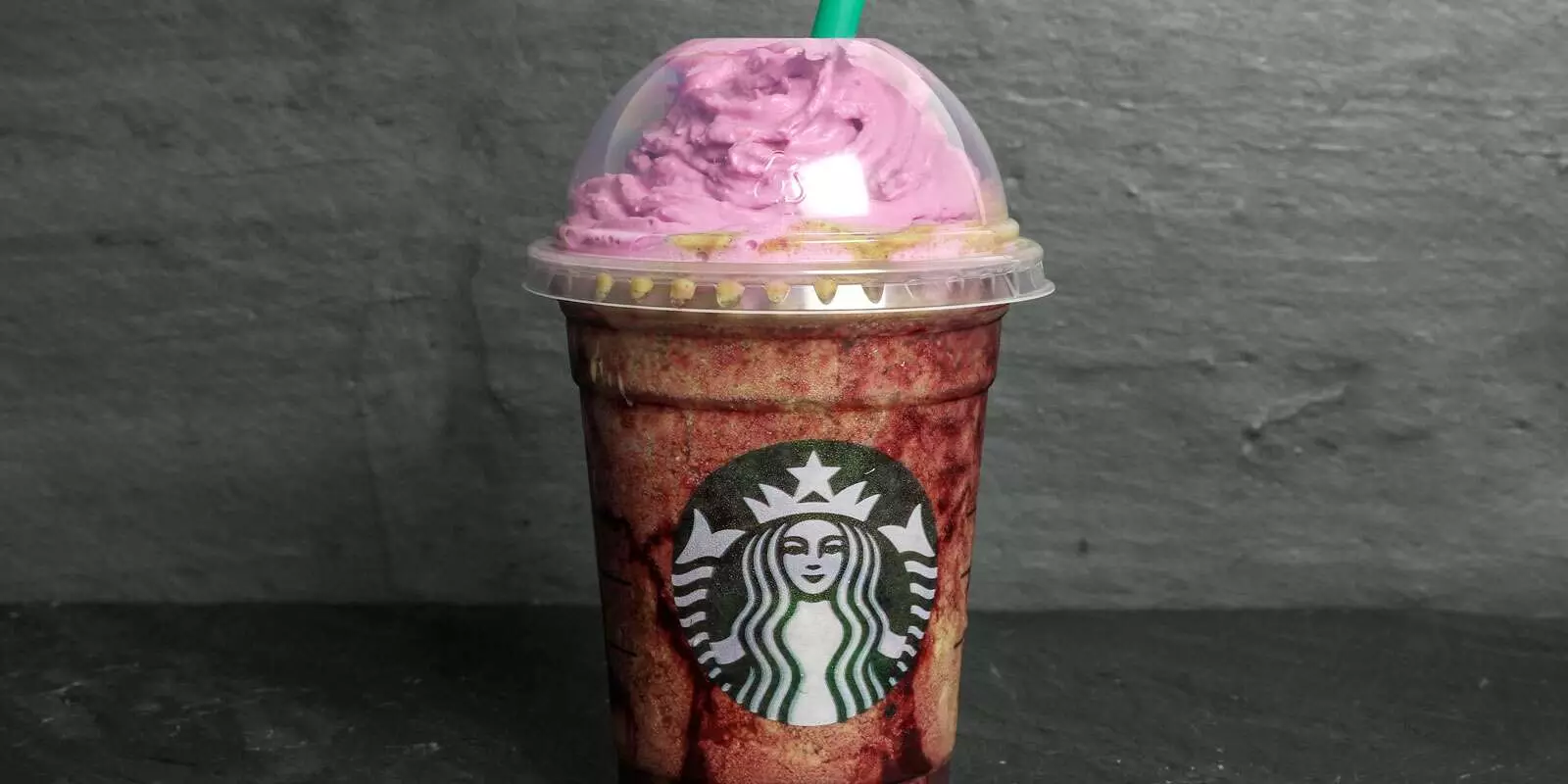 Išbandėme Starbucks Zombie Frappuccino ir skonis kaip Helovinas