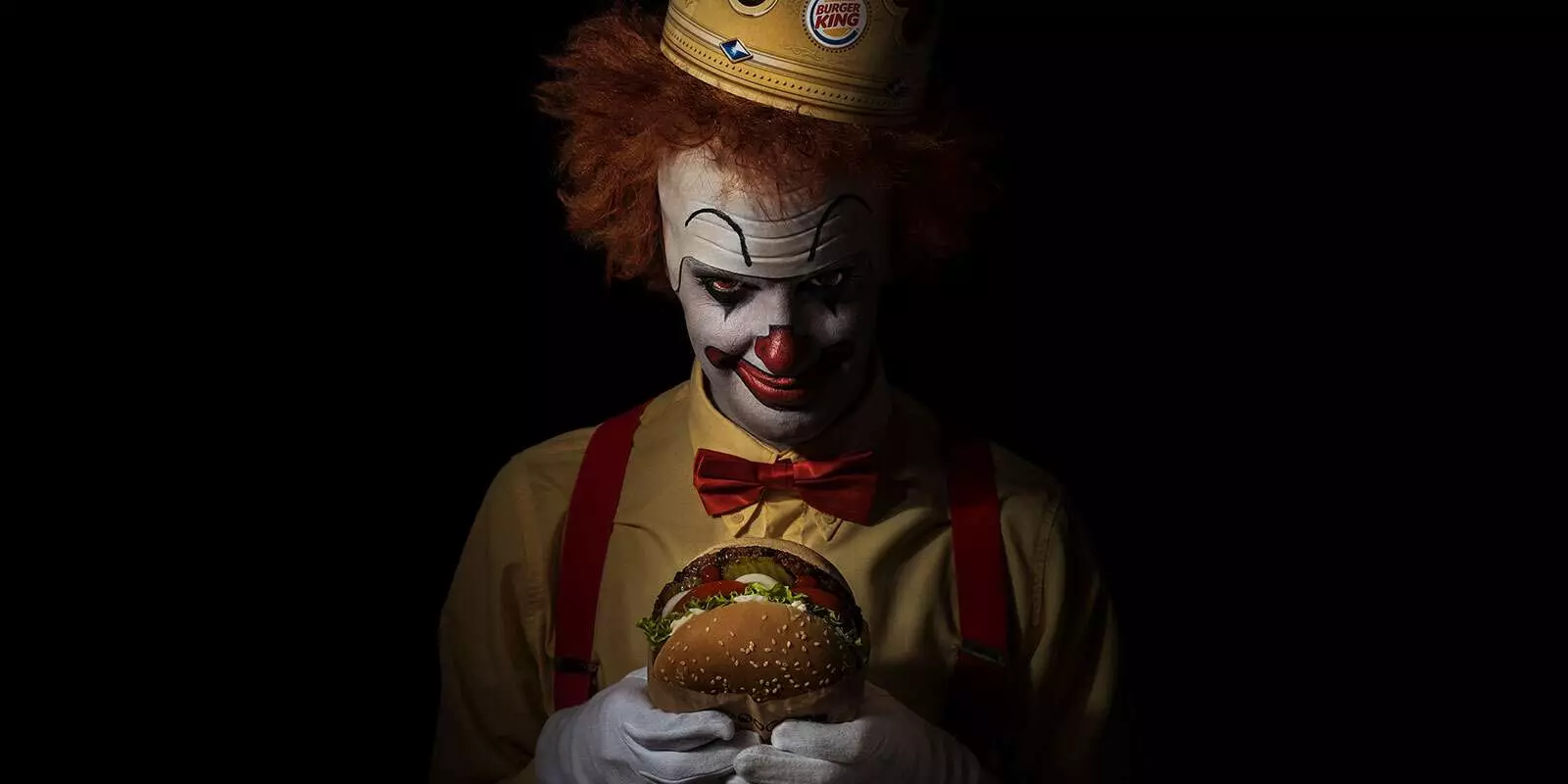 Burger King biedt fergese hamburgers oan enge clowns, en trollen syn grutste rivaal yn it proses