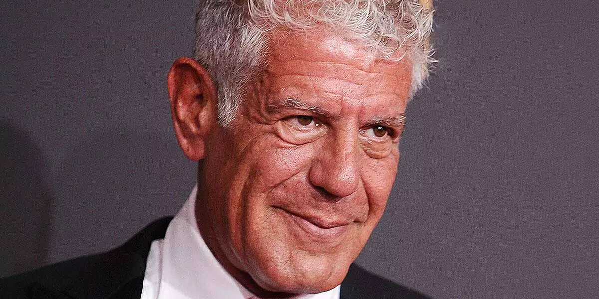 Anthony Bourdain កំពុងធ្វើការលើកម្មវិធីទូរទស្សន៍ស្គ្រីប