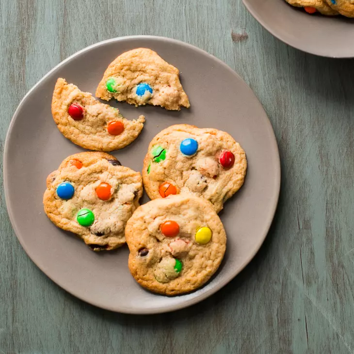 Zachte en taaie pindakaaskoekjes met M&M's