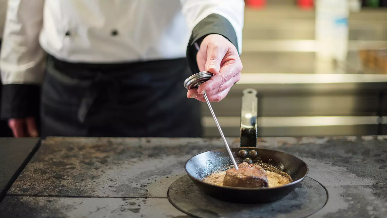 bucătarii din Marea Britanie studiază manipularea greșită a cărnii