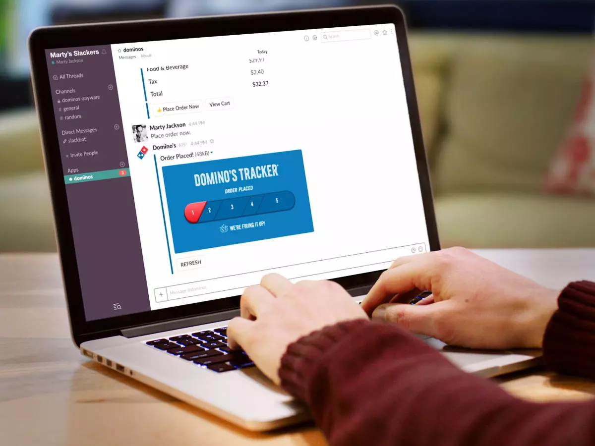 Шумо акнун метавонед пиццаи доминоро тавассути Slack фармоиш диҳед