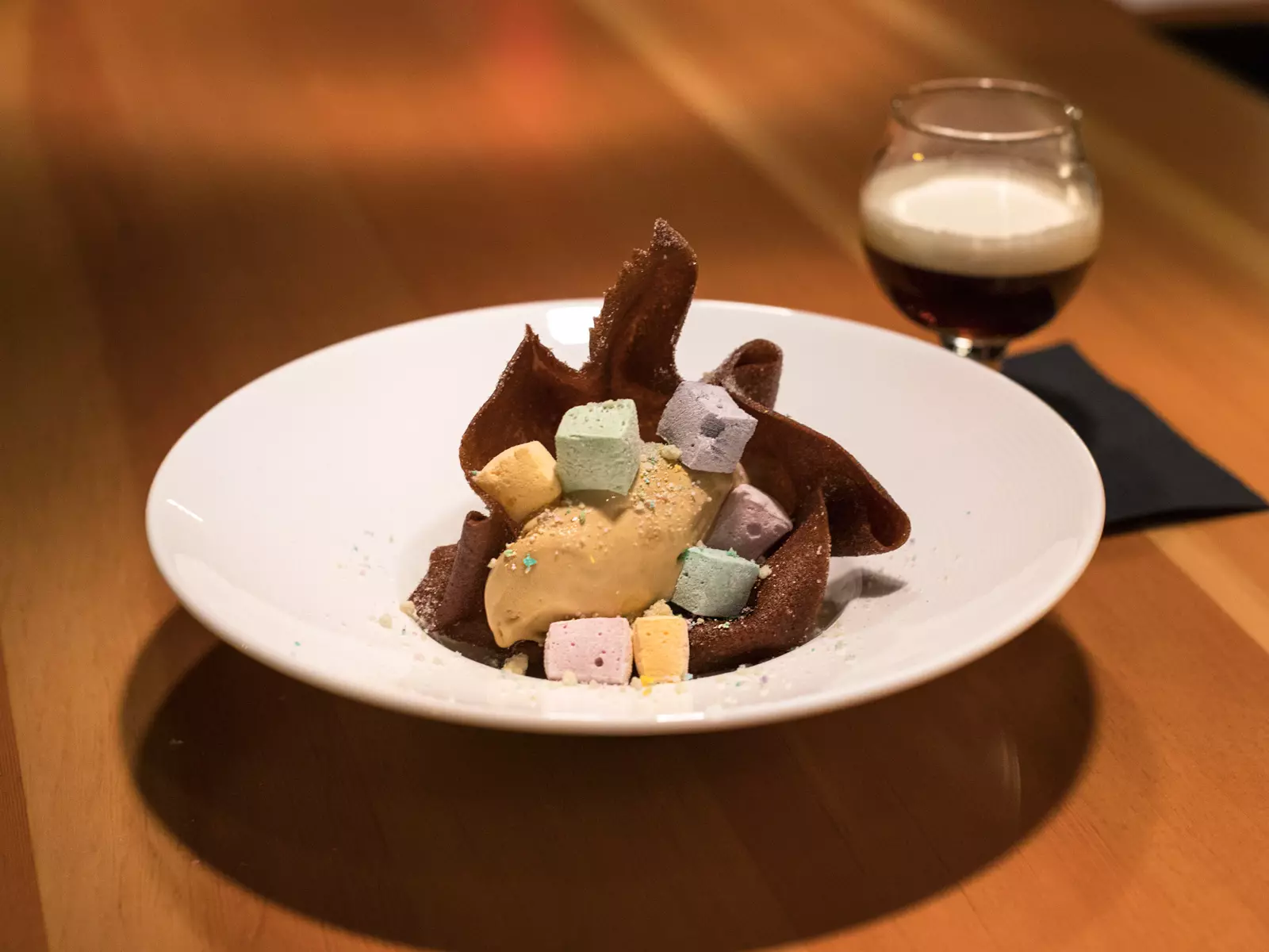 Feuilleté de riz à la cannelle avec croustillant de guimauve et crème glacée au lait grillé