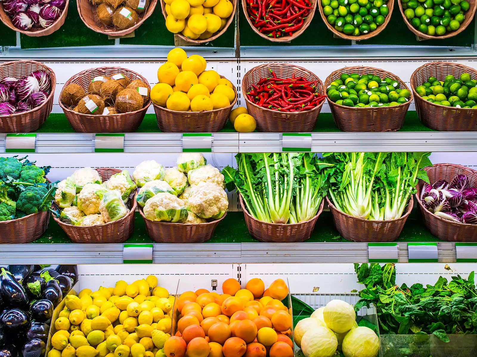 attraente corsia di prodotti nei negozi di alimentari