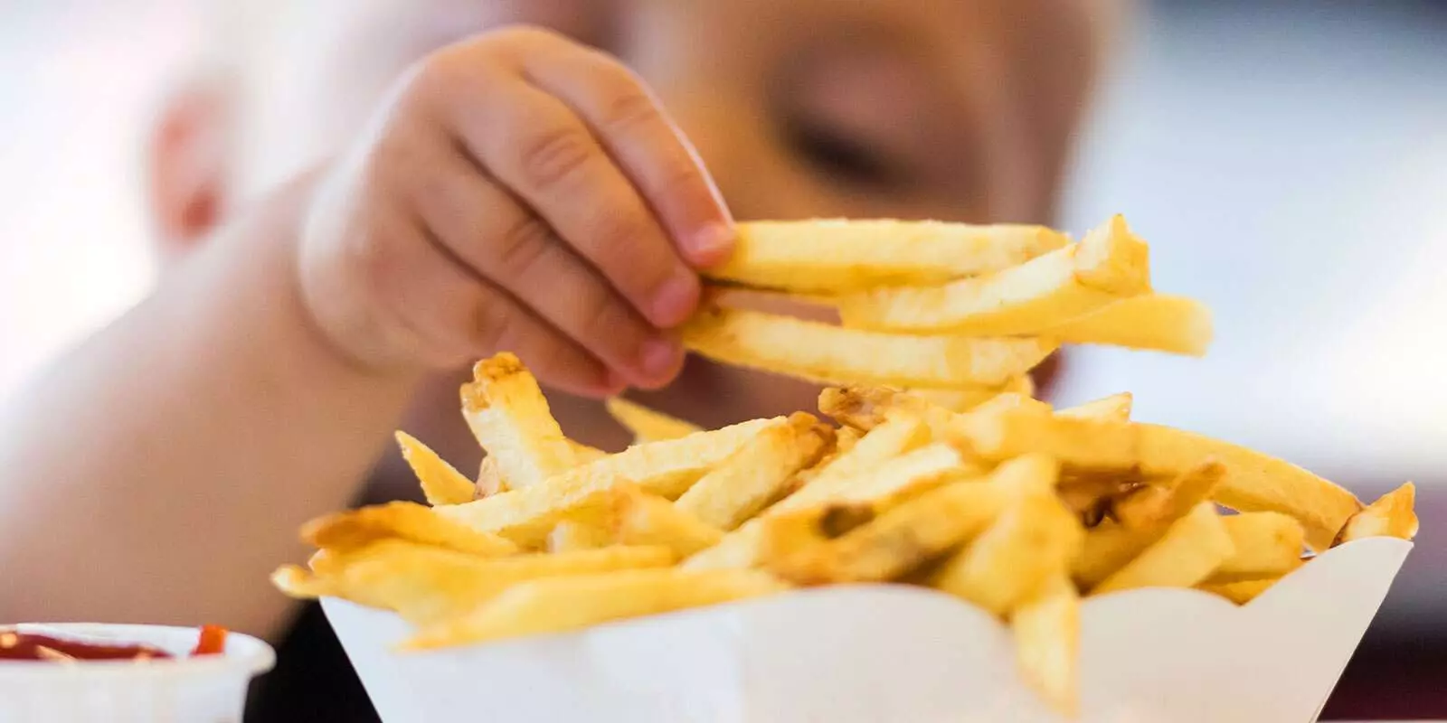 Een peuter zet haar eerste stappen in de naam van een frietje