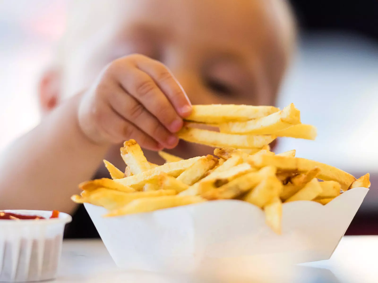 Baby macht erste Schritte für Pommes Frites