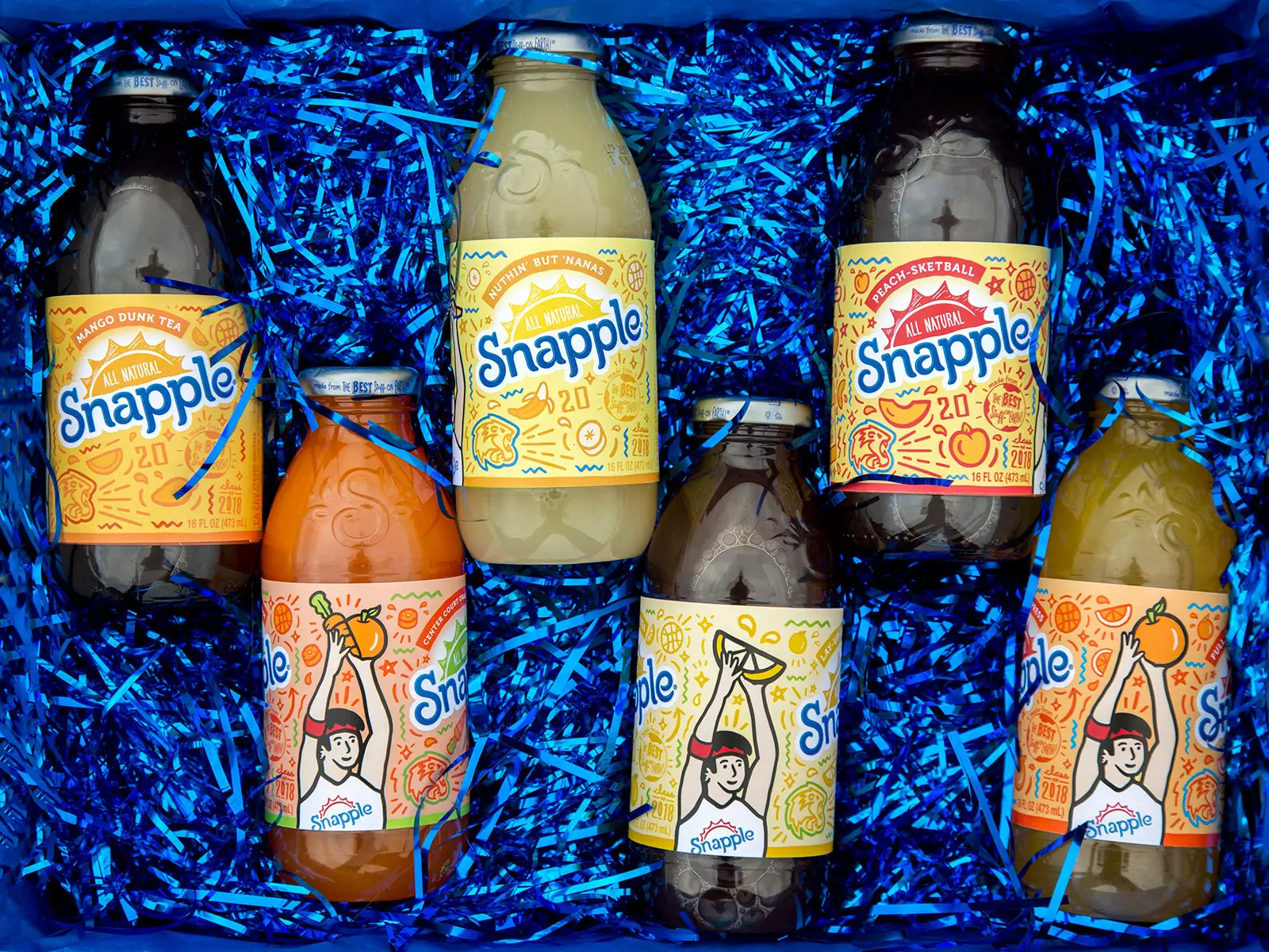 snapple kwalabe tare da bangon bango