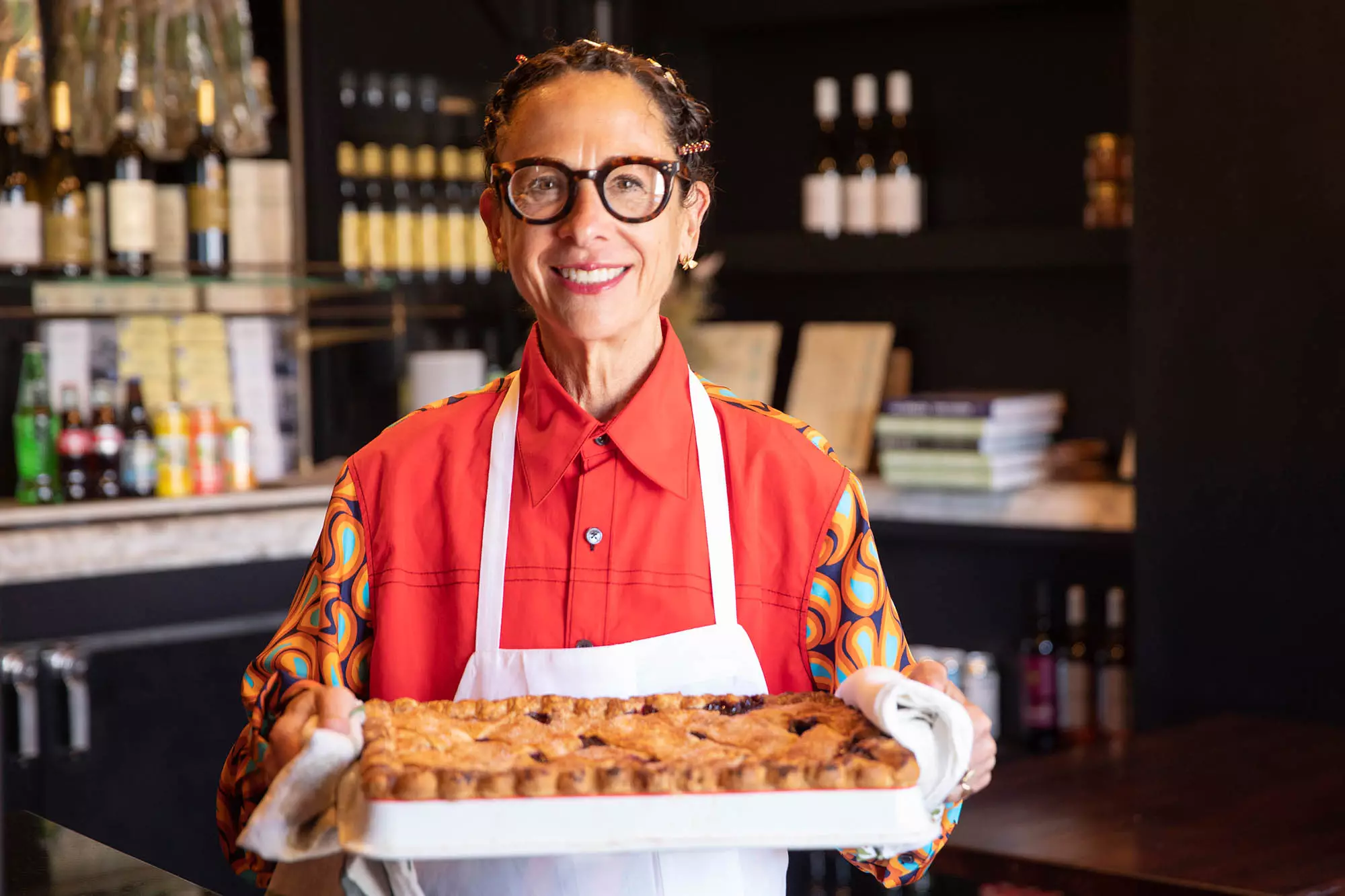 Η Nancy Silverton κρατά μαγειρικά σκεύη Made In