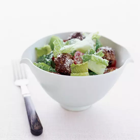 Caesar salat með kjötbollum