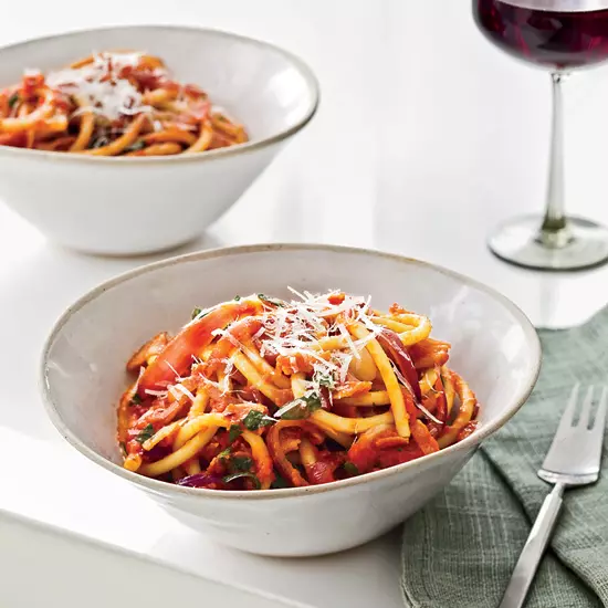 Бүх Amatriciana Bucatini