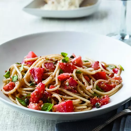 Spaghettini pẹlu awọn tomati, anchovies ati almonds