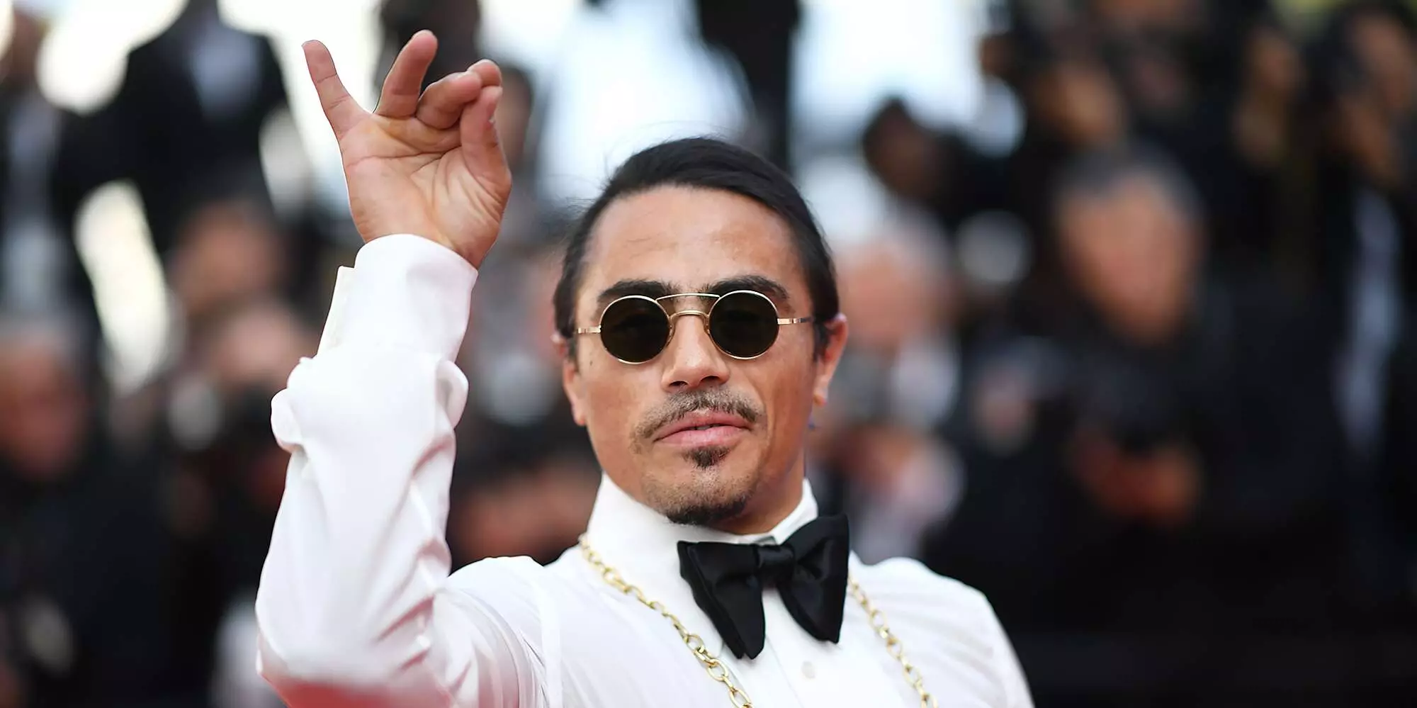 Alguns chefs britânicos imitam 'Salt Bae' com suas próprias entradas cobertas de ouro