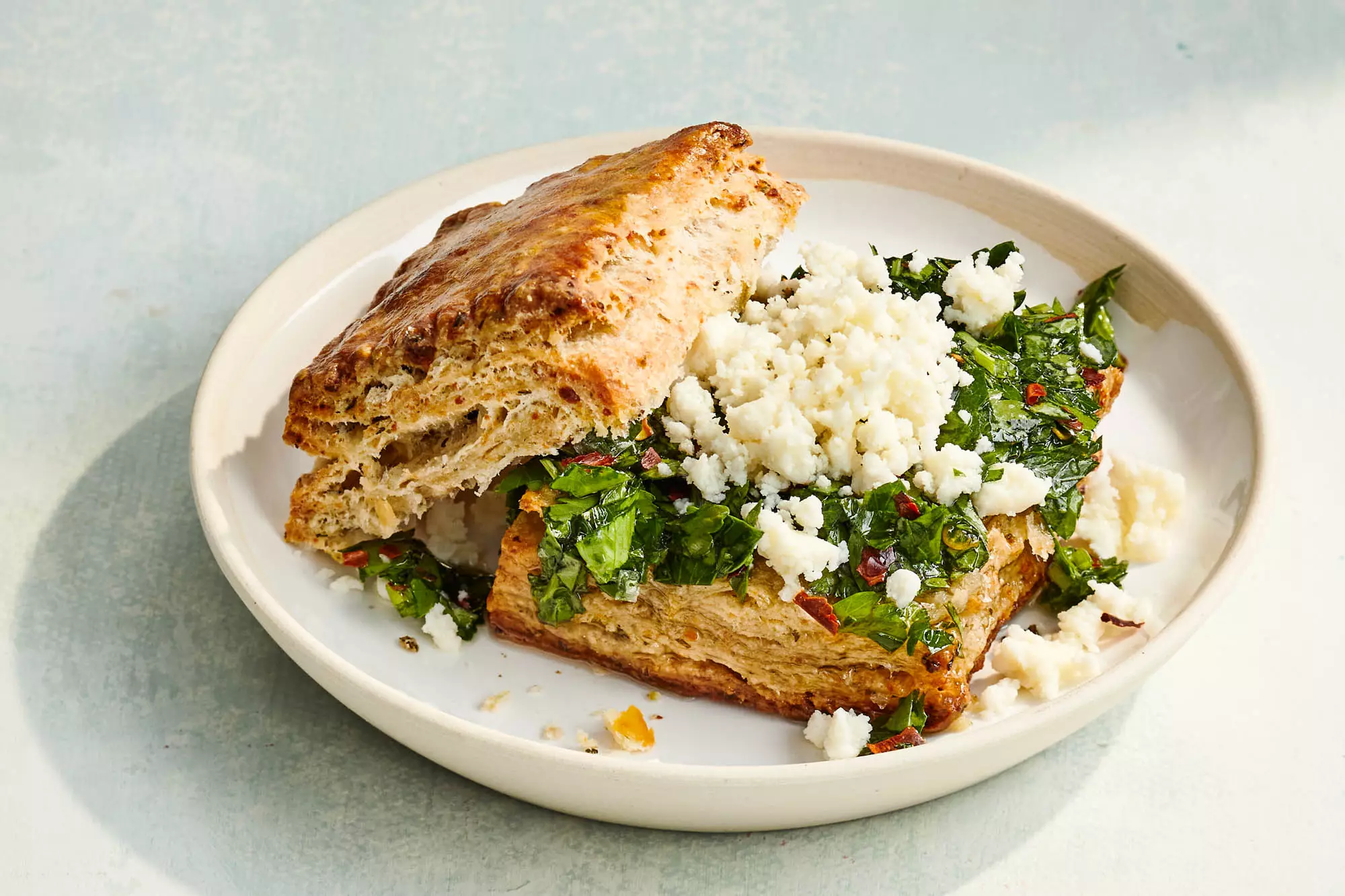 Queso Fresco Sourdough Biscuits ជាមួយ Chimichurri