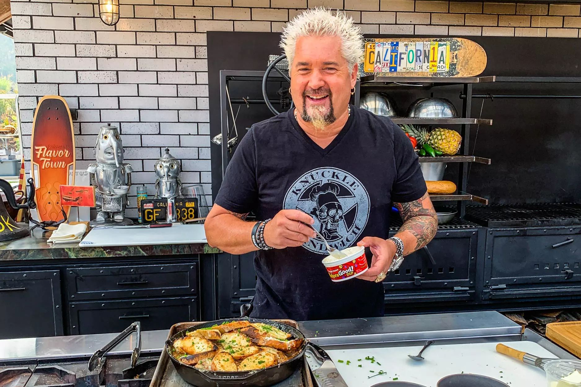 Guy Fieri di mitbaxê de bi Heluva Good