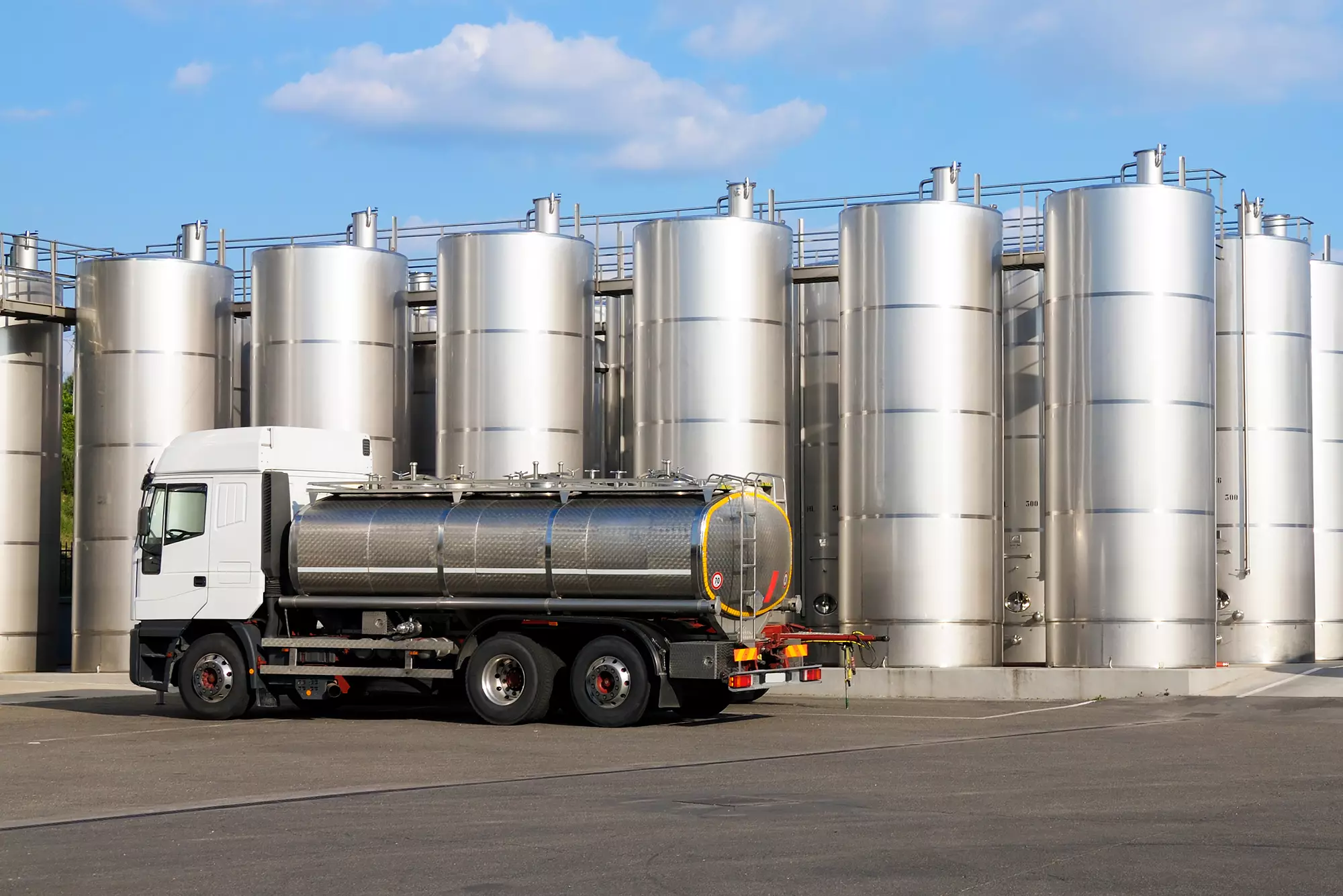 Un camión cisterna está estacionado ante unha instalación de almacenamento de viño